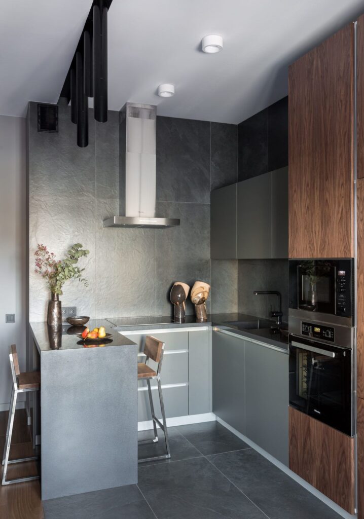 Small U-Shaped Kitchen Idea with Breakfast Bar - Pro Home DecorS